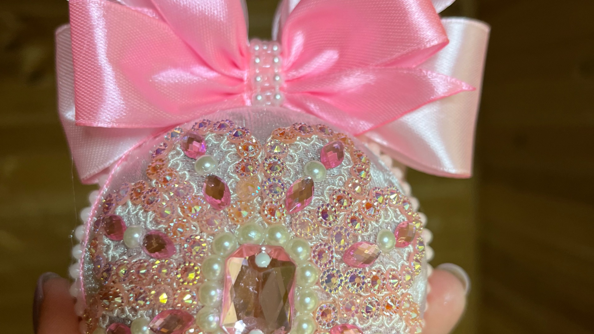 Обтяжка елочного шара бархатом. Декор шара кружевом, стразами. Бант своими руками из атласных лент