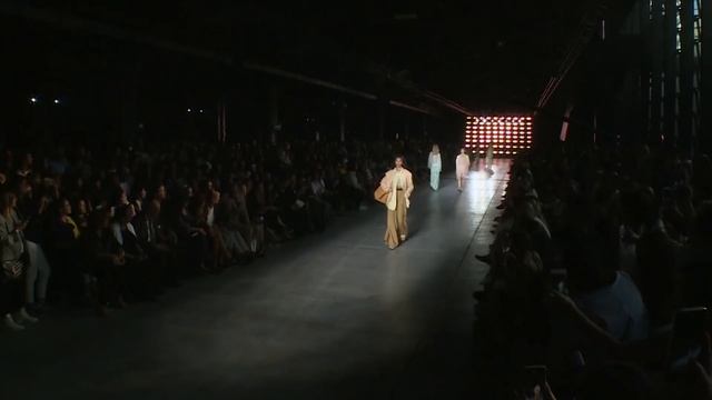 Показ женской коллекции Alberta Ferretti весна-лето 2019