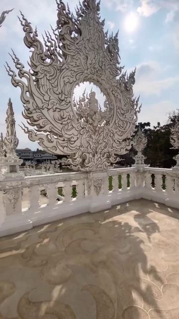 Ват_Ронг_Кхун_более_известный_как_Белый_храм_—_буддийский_храм