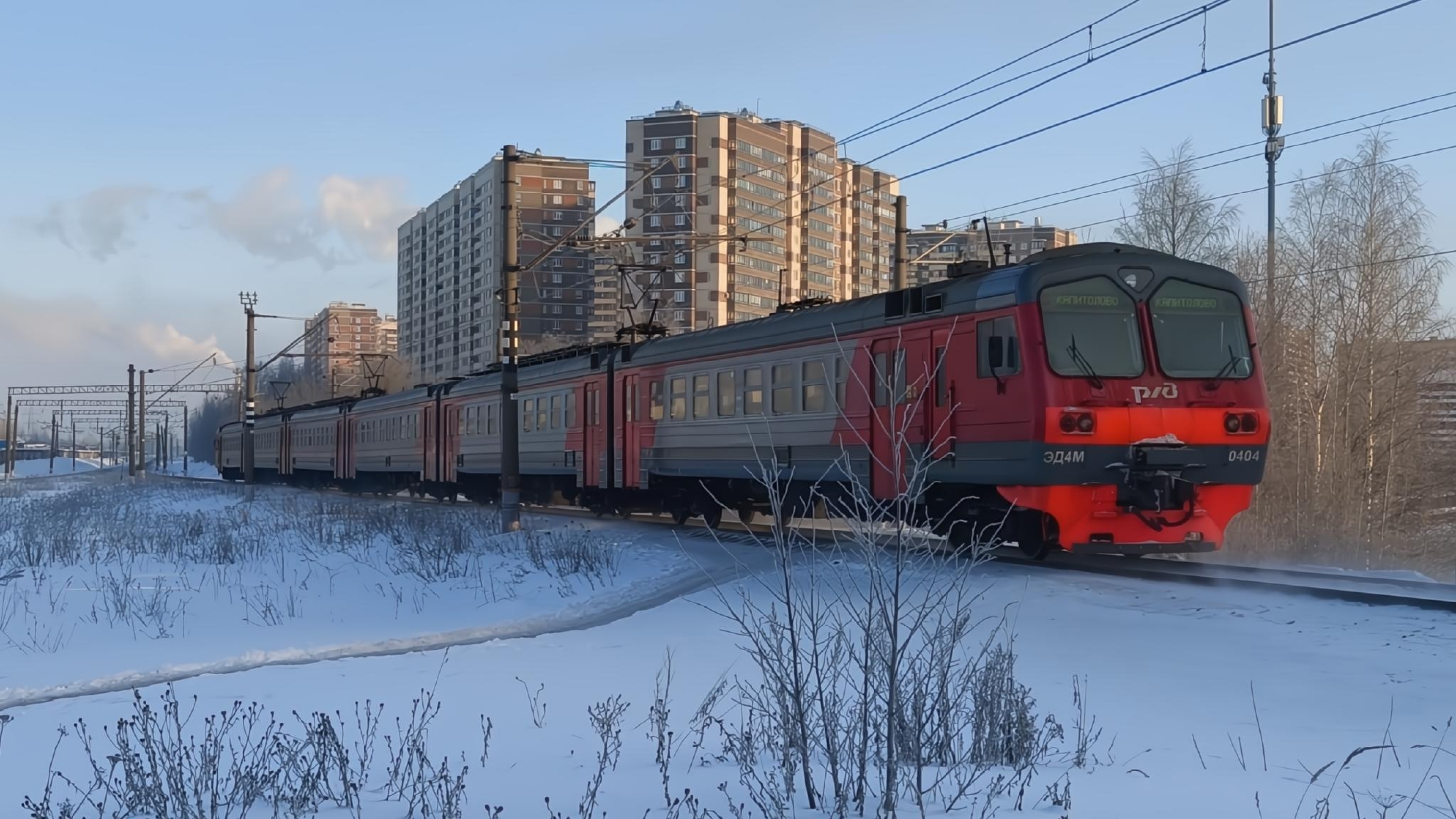 ЭД4М 0404 сообщением Санкт-Петербург - Капитолово, отправляется от ст. Девяткино