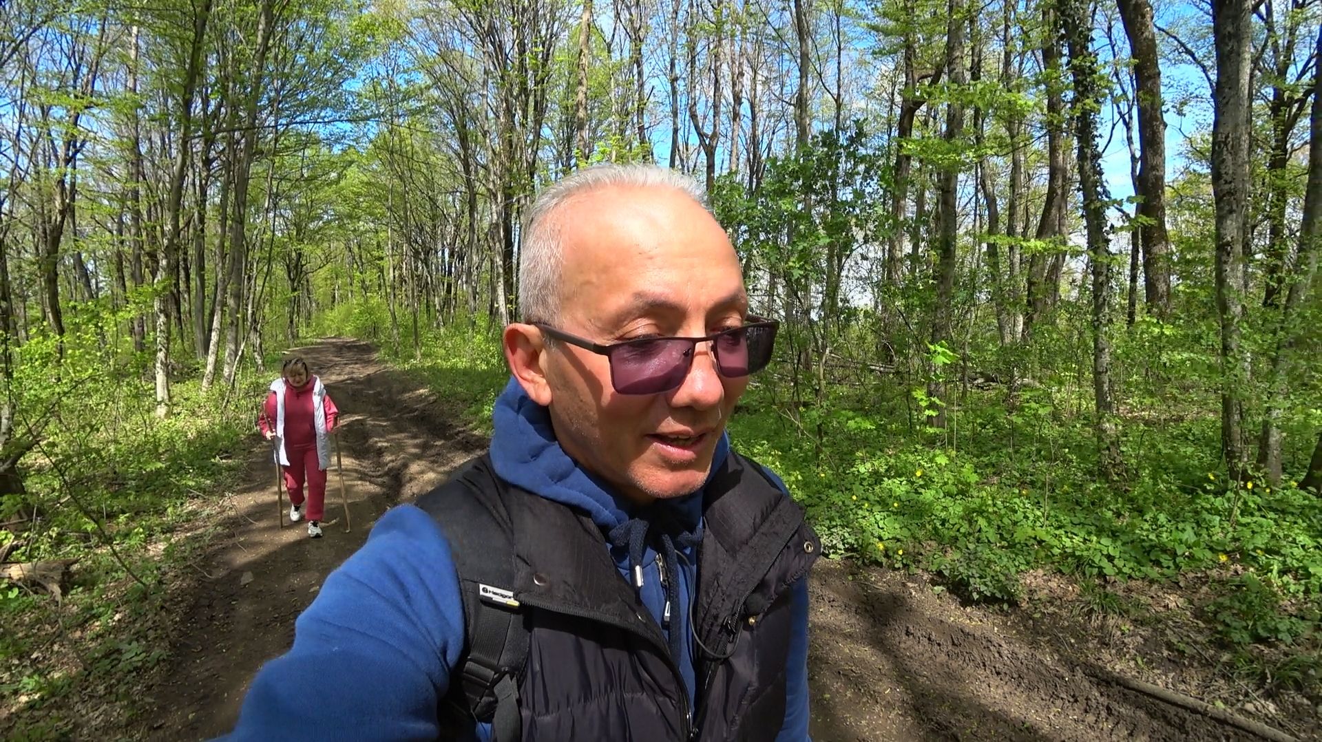 Достал для Люды Скандинавские палки. Идём к "Столбу мира". 14.04.2025