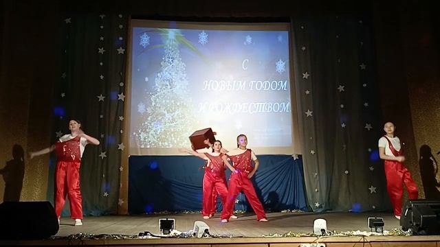 Танец "Рождественский подарок" - группа "Кидсбэнд" Центр Немецкой культуры - рук. Надежда Матвеева