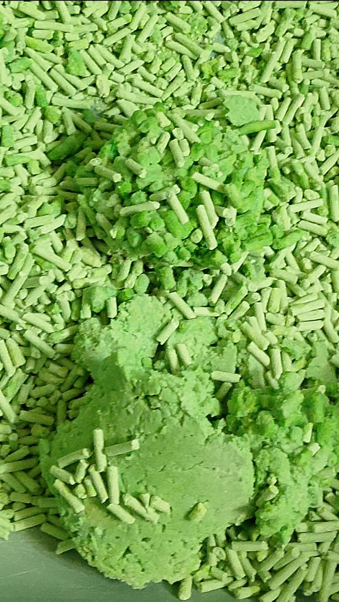 Попробовали впервые такой наполнитель комкующийся и остались довольны