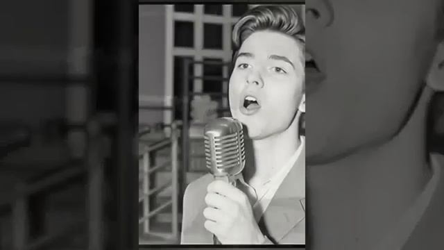 Тише люди ради Бога тише голуби целуются на крыше