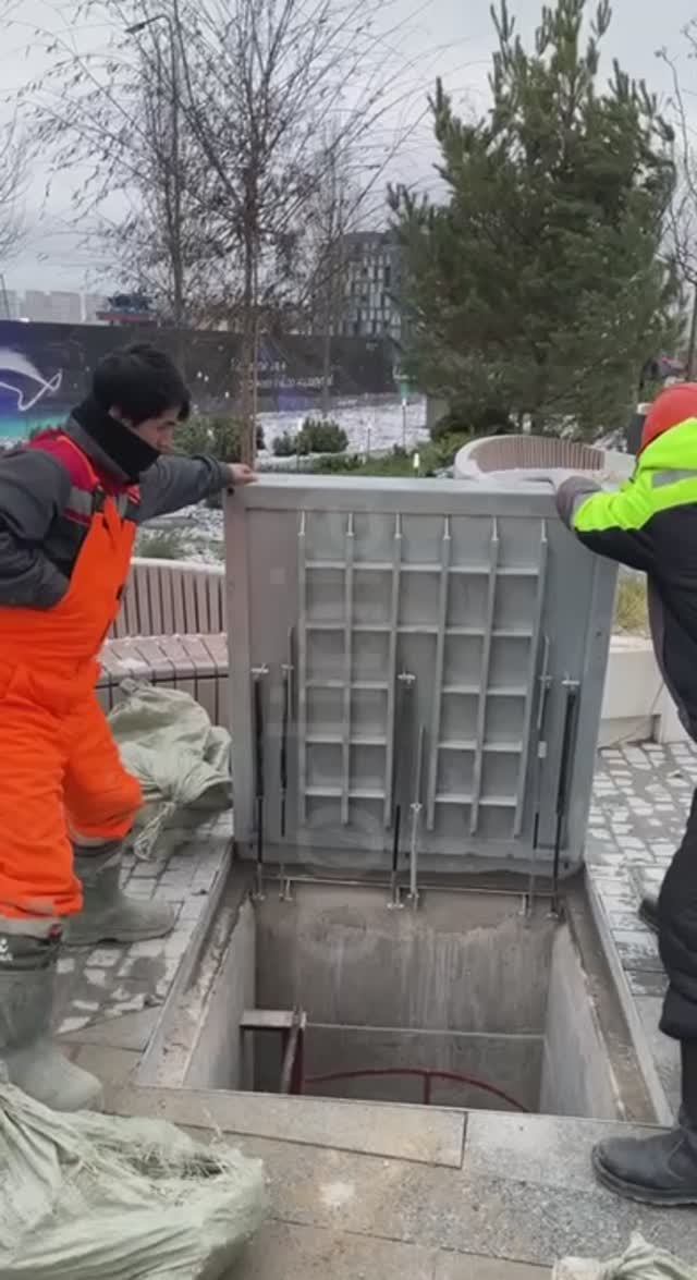 Фонтан люк под брусчатку 1250х1200х75 оцинкованный с петлями, газлифтами, замком на шахту 1000х1000