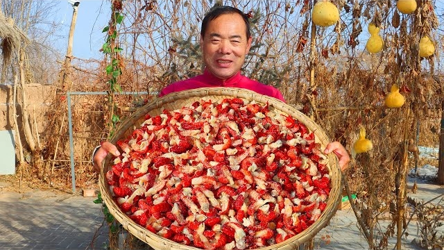 Гора раковых хвостов с лапшой, пропитанные маслом чили и вызывающие дикое привыкание