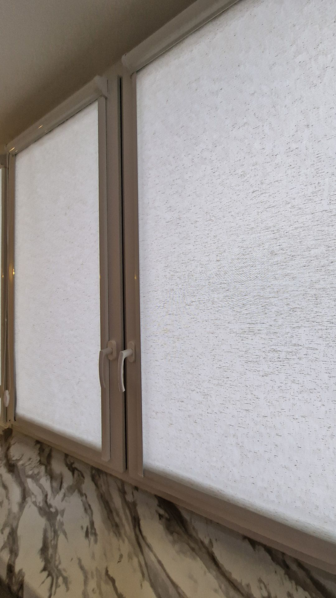 Ткань Сахара Бежевый. Кассетные рулонные шторы с направляющими УНИ2