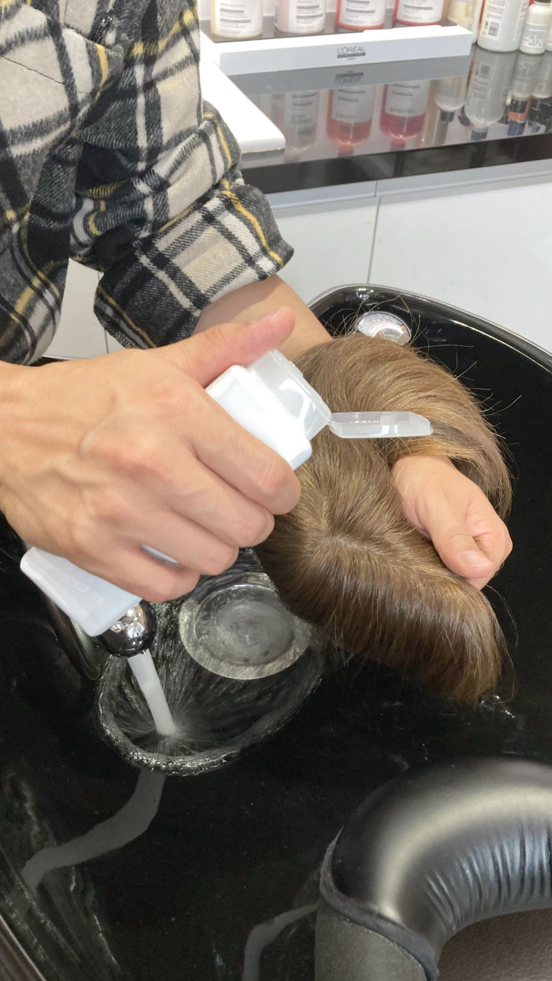 Как правильно мыть на ладошке накладки и системы замещения волос. Подробный урок