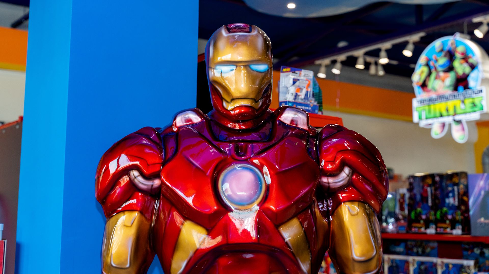 Фигура "Железного человека" из стеклопластика для магазина игрушек.