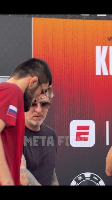 Россиянин Магомедов ЕДВА НЕ ПОДРАЛСЯ с американцем Энглундом во время дуэли взглядов