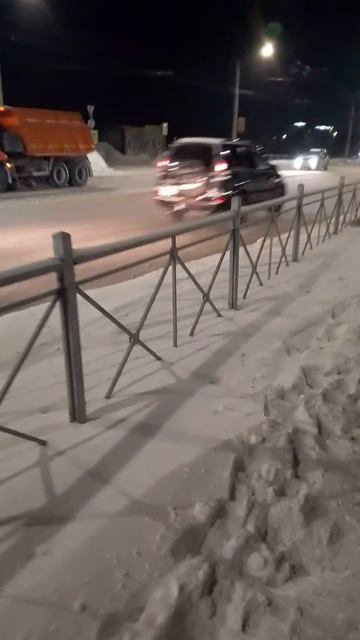 Чистят снег