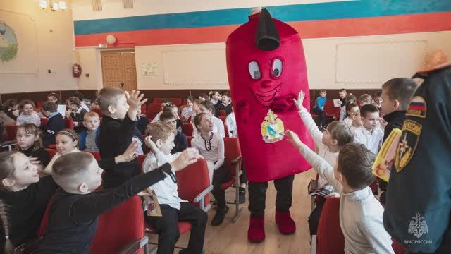 Урок с «именинником»: в день рождения огнетушителя севастопольские школьники узнали о безопасности