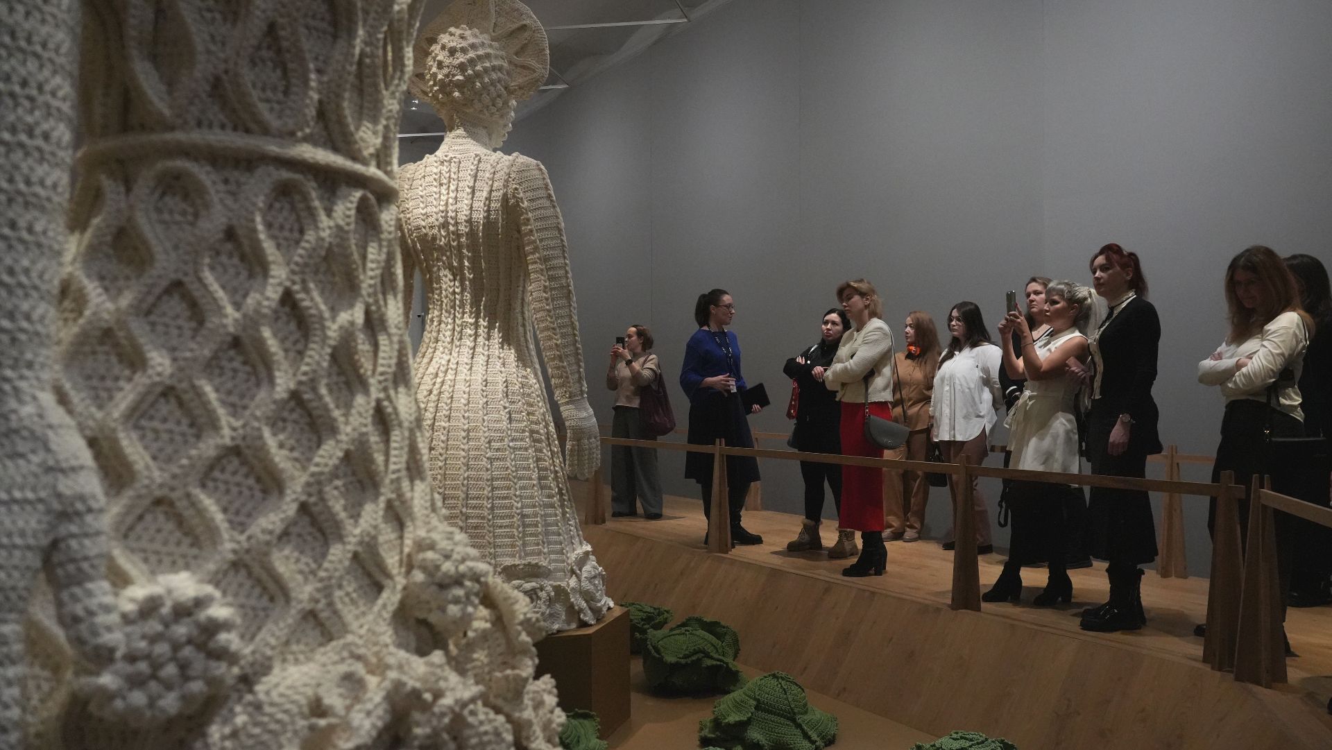 По инициативе Московской «Единой России» семьи защитников Отечества посетили выставку «Сны Алёны»