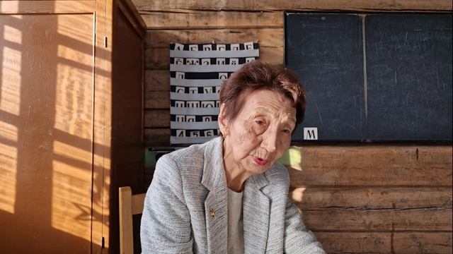 Валентина Ноговицына читает выступление М.Е. Николаева на открытии ФМФ "Ленский край" в 1999 году