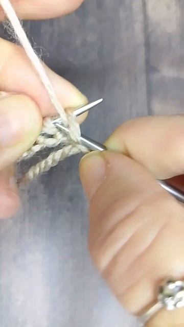 Первый ряд. Изнаночные петли.