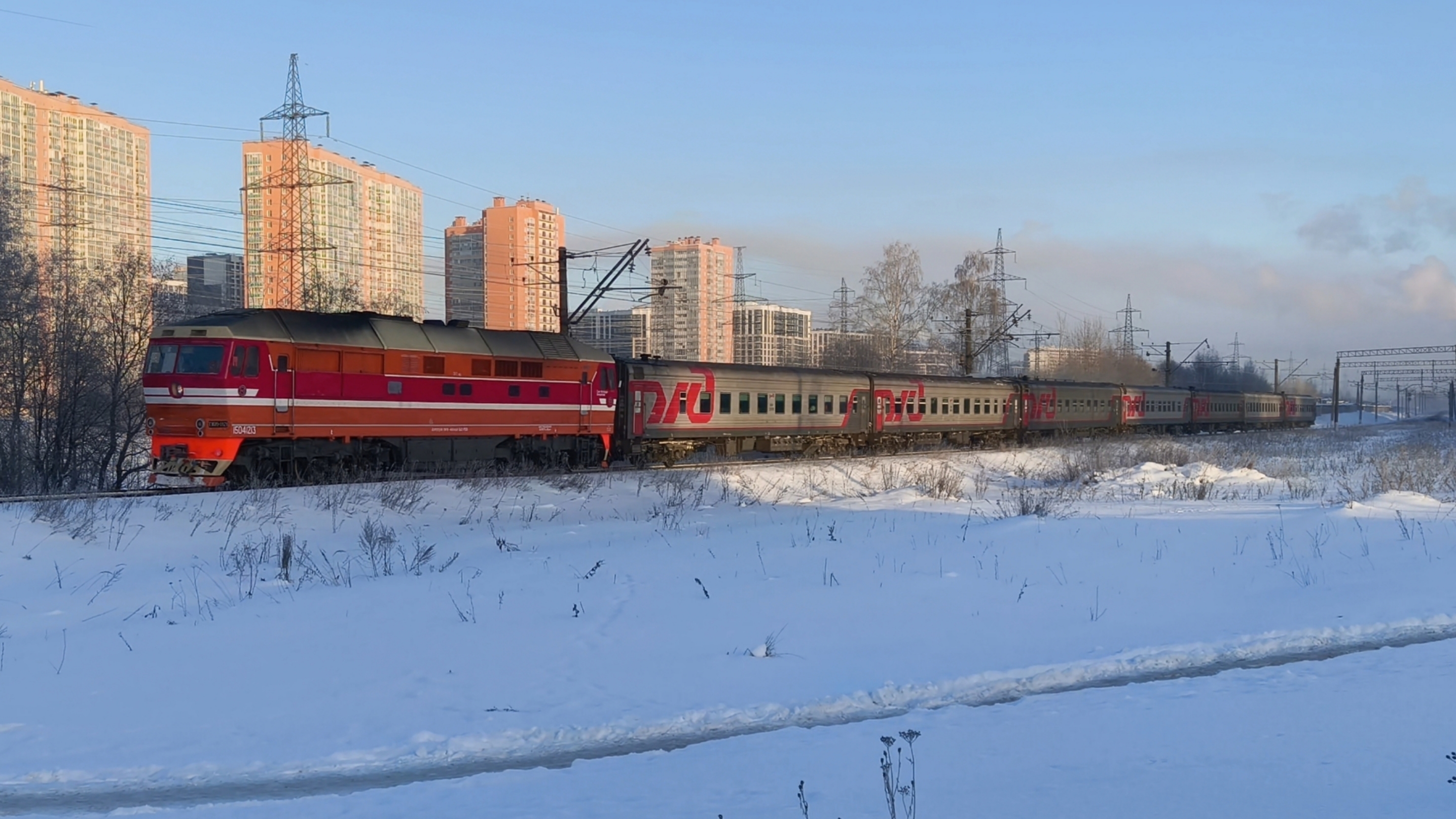 ТЭП70-121 с поездом Костомукша - Санкт-Петербург, прибывает на ст. Девяткино