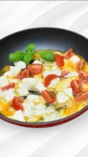 Яичница с помидорами и сыром моцарелла