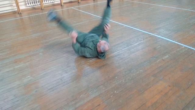 Перекаты через спину сидя на коленях_Сергей