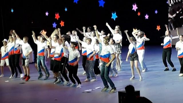 Танцуют и поют дети, вспоминают смену в детском лагере "Олимпийская деревня". Гала -концерт .