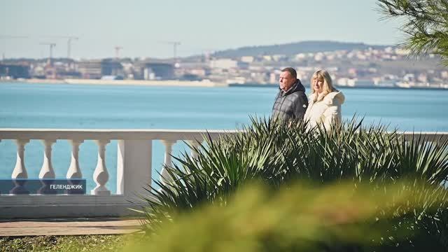 Что помогает улыбнуться гостям и жителям курорта — случайная радость, привычка или приятное событие?