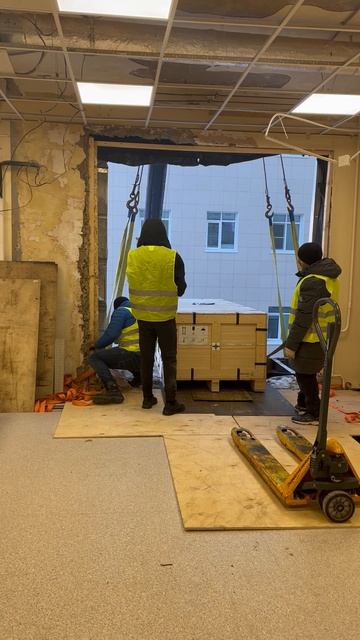 Такелаж оборудования компьютерного томографа в помещение на 3-этаже больницы