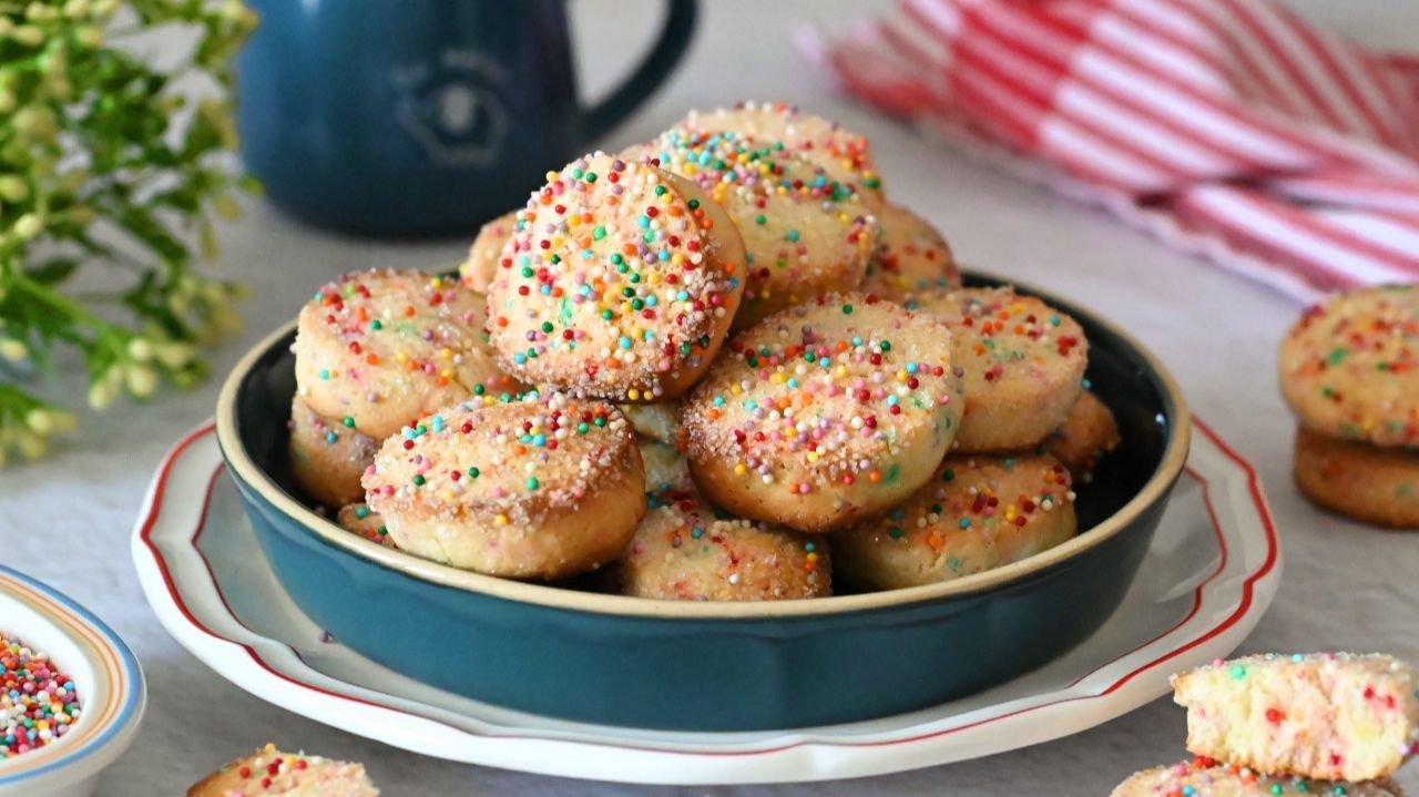 🍪 Песочное ПЕЧЕНЬЕ с посыпкой на сливочном масле и сметане. Как в детстве, но лучше!