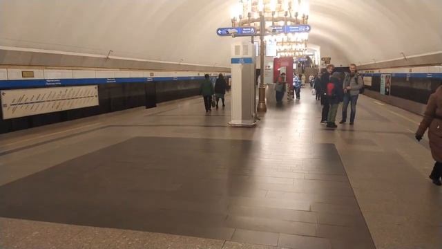 Ст. метро Чёрная речка, Ленинград (С-Пб) - интерьер, пассажиры, прибытие поездов  Фрагмент 5