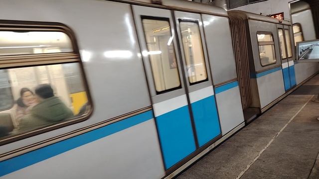 электропоезд 81-740 Русич, отправляется со станции Мякинино