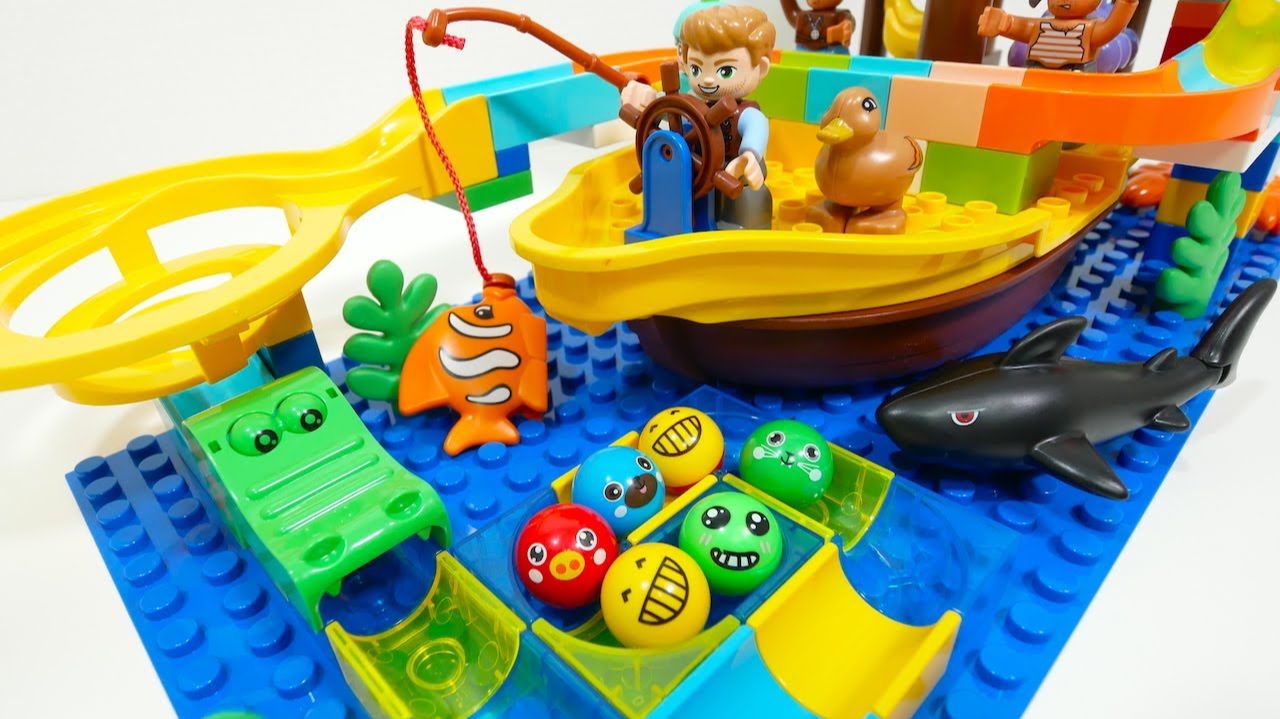 СТРОИМ ГОРКУ ДЛЯ ШАРИКОВ С РЫБАКОМ НА ЛОДКЕ КАТАЕМ ШАРИКИ ДЛЯ ДЕТЕЙ ДЕТСКИЙ КАНАЛ ИГРАЛКИ-ЗАЛИПАЛКИ