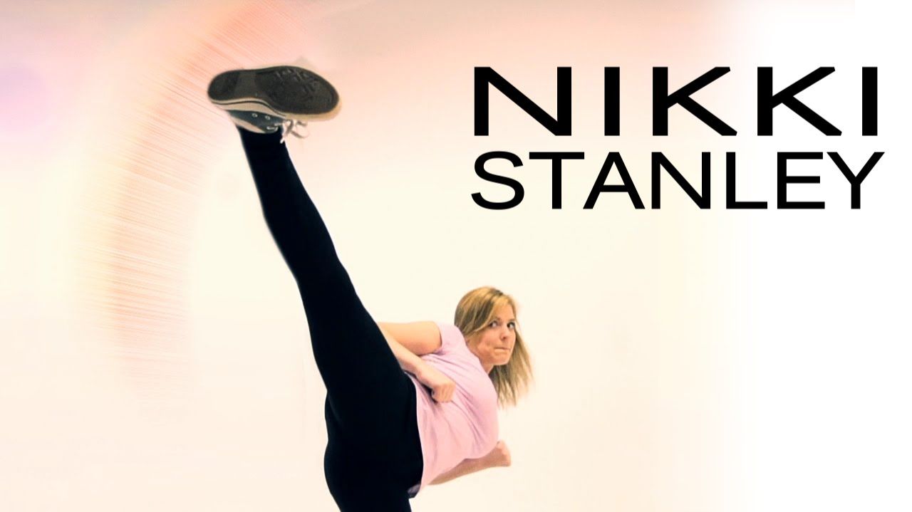 Никки Стэнли против толпы. Крутая девчонка дерется с толпой