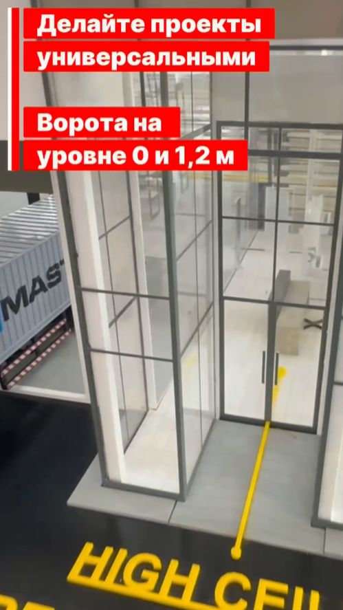 В Куала-Лумпур, зашли в шоу-рум к индустриальному девелоперу, уютно и макет,  прозрачный макет!