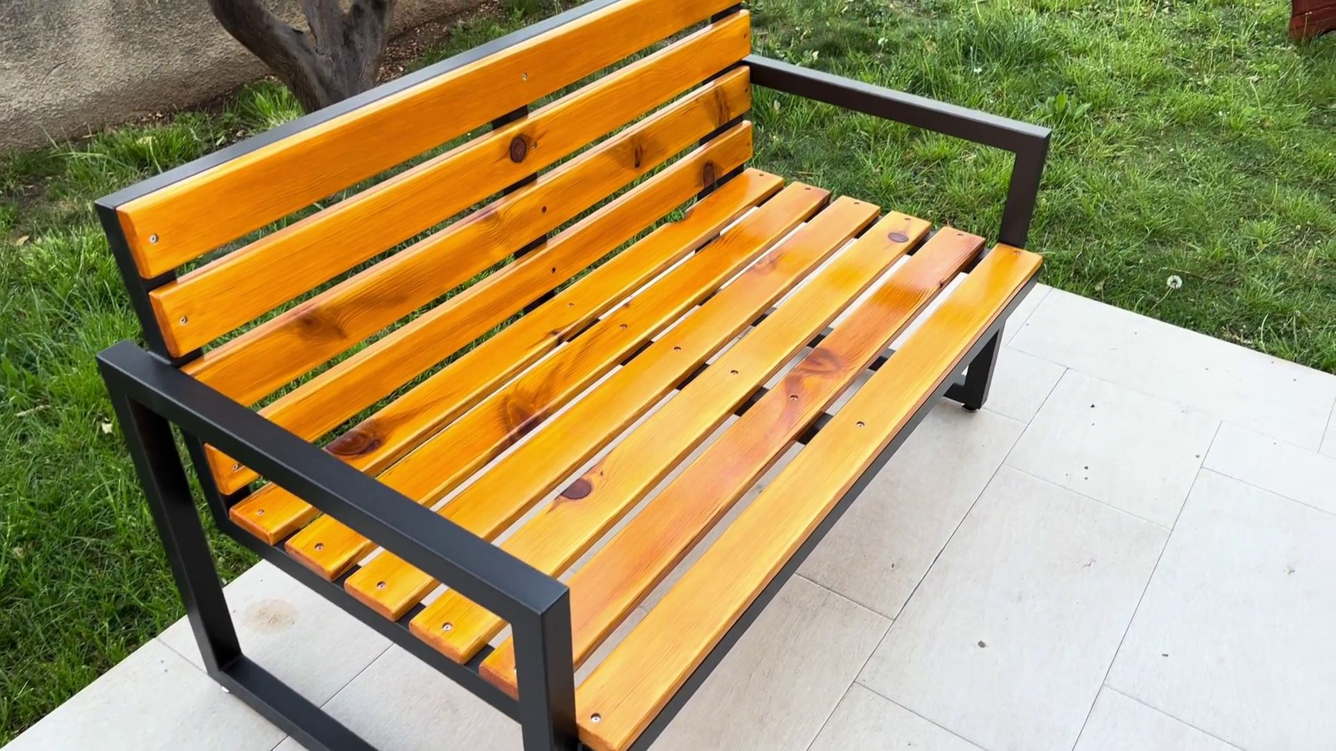 Современная уличная скамейка из металла и дерева