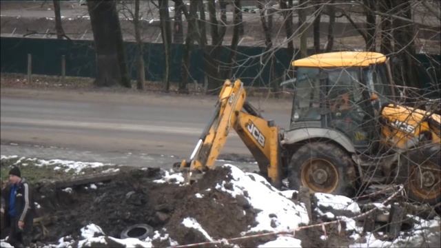 Экскаватор-погрузчик JCB 4CX ECO засыпает траншею