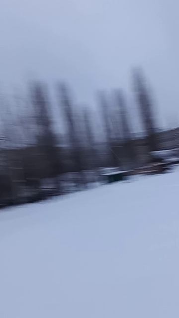 Прокладывая лыжню по заснеженному стадиону