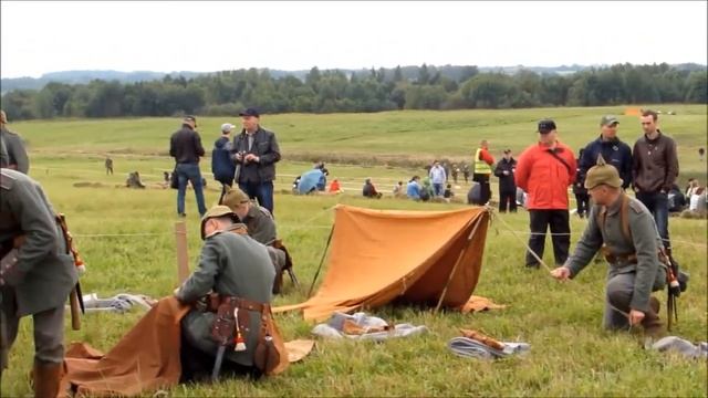 Немецкие солдаты устанавливают палатки