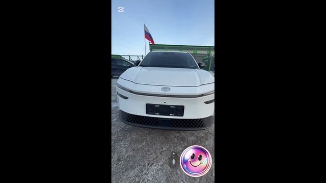 Toyota BZ3X 2025 года выпуска в красивом белом цвете