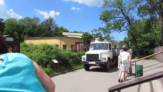 ГАЗ 3307 привез свежие ветки и траву в зоопарке