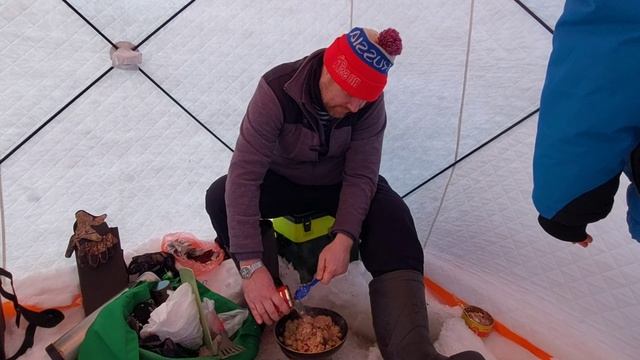 Мукбанг с Ольгой Николаевной на рыбалке.