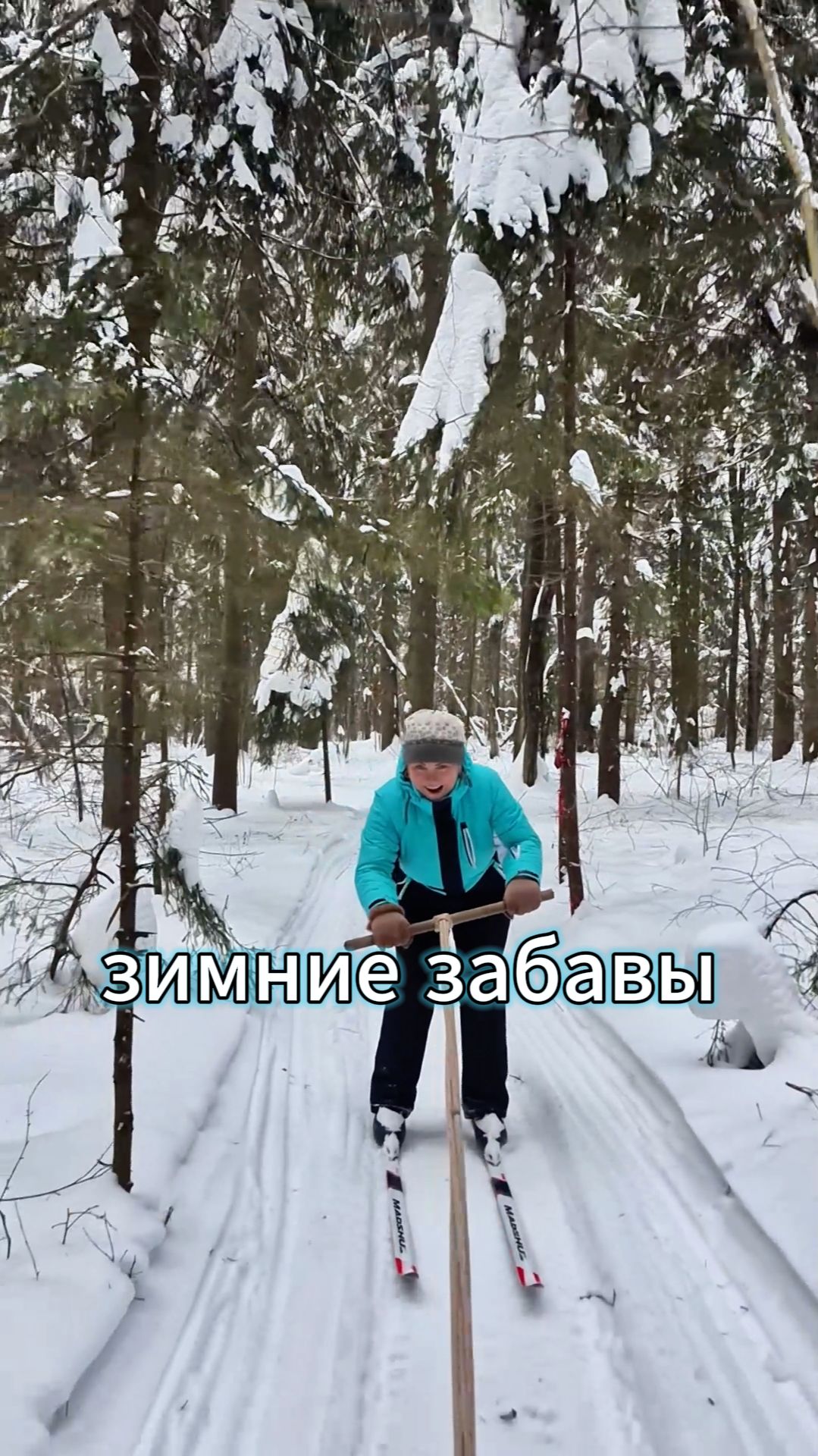 Катаемся с ветерком: бабушка-внучка на лыжах за снегоходом