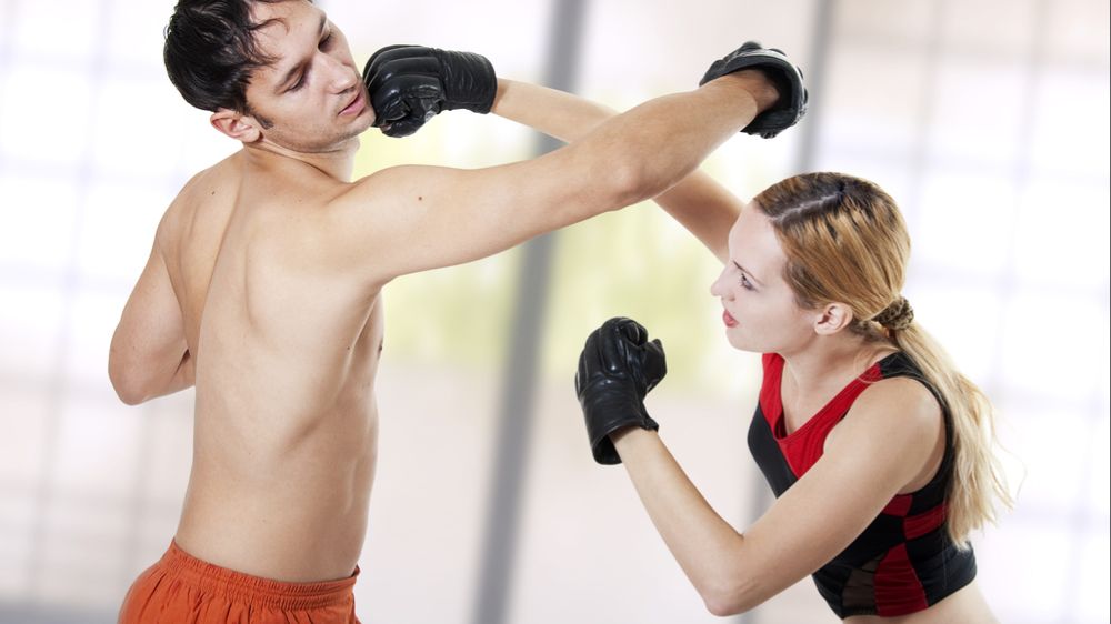 Бокс - девушка против парня.