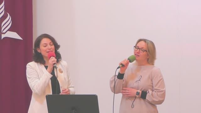 Голову склоняю я