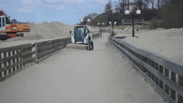 BOBCAT очищает променад от песка