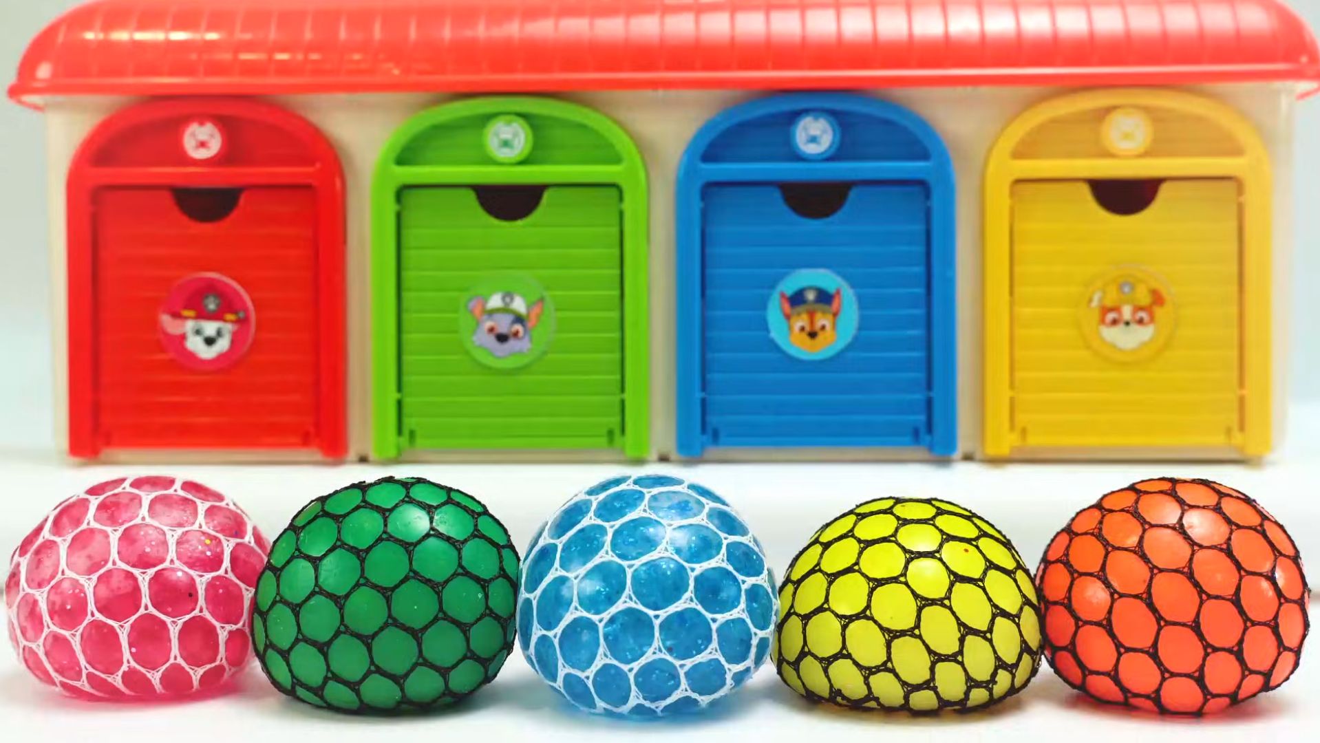 Залипательный гараж — сжимаем пластилиновые шарики | Мультики для детей