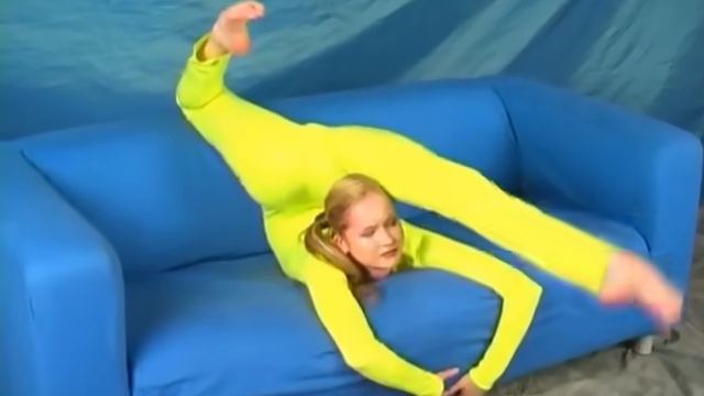 Восточноевропейская девушка Лика растягивается