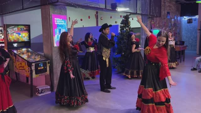 ПЕСНЯ "ДОРОГОЙ ДЛИННОЮ". ЦЫГАНСКИЙ ТАНЕЦ.  Е. Берлин и коллектив цыганского танца "Экспромт"