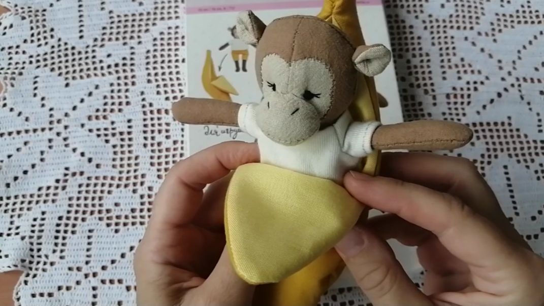 Обезьянка в банане (Miadolla, OR-0413): игрушка готова