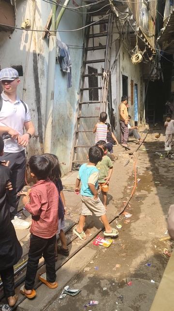 Порадовали детей из трущоб конфетами