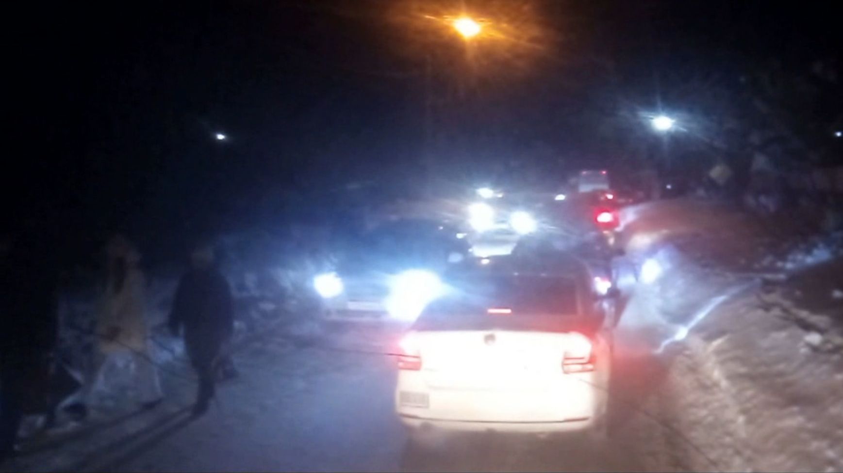 Час пик около железнодорожного вокзала в городе Вязники вечером 06.02.2026