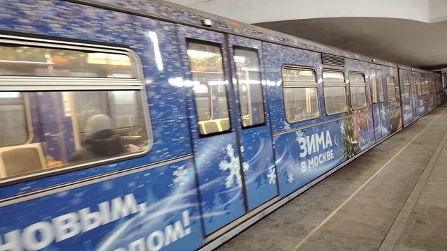 новогодний электропоезд 81-740 Русич отправляется со станции Мякинино