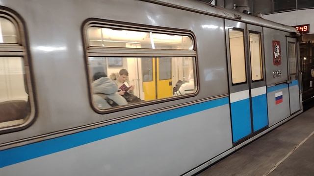 электропоезд 81-740 Русич отправляется со станции Мякинино